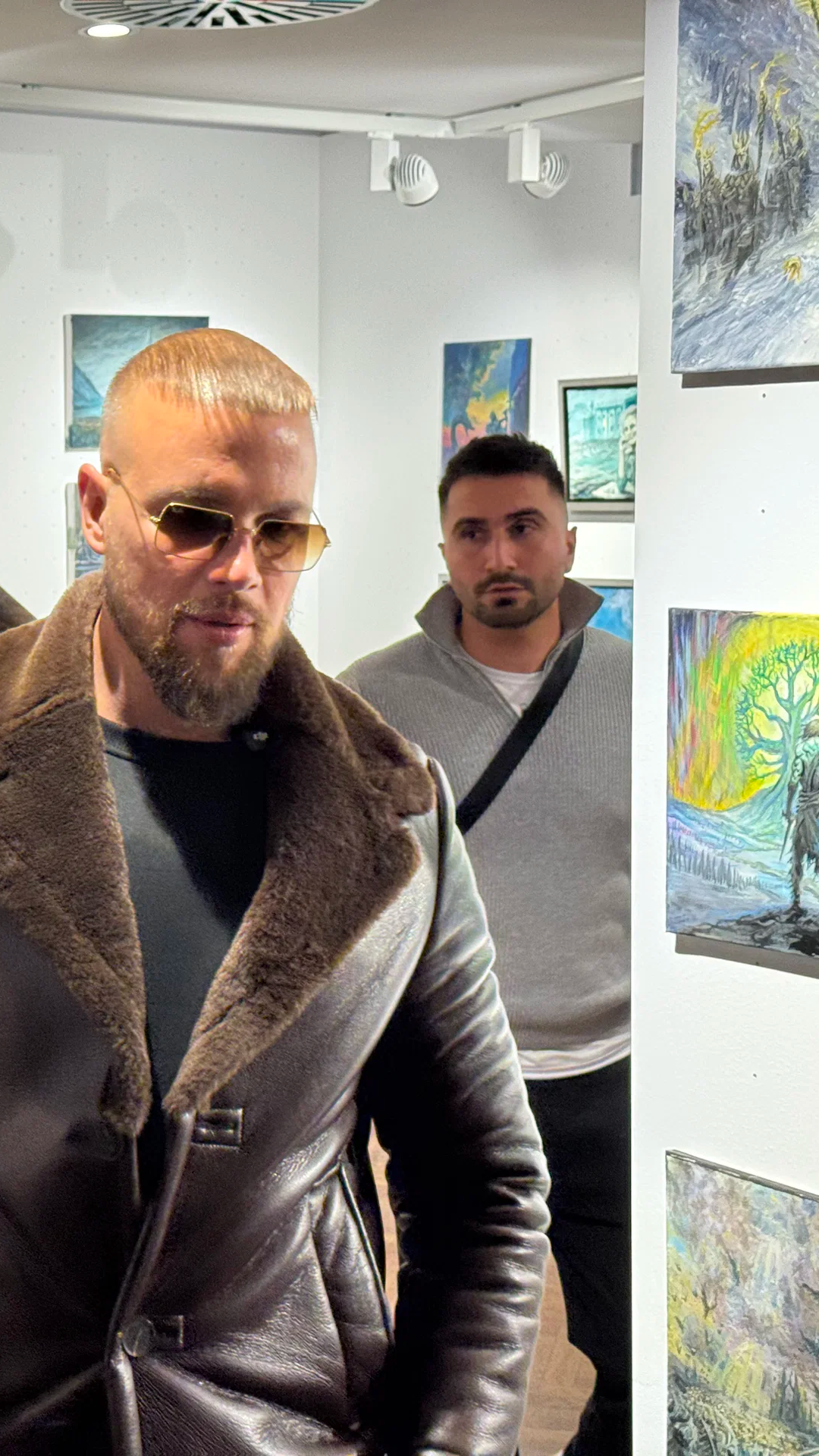 Rapper Kollegah eröffnet Ausstellung in Nürnberg - großer Andrang