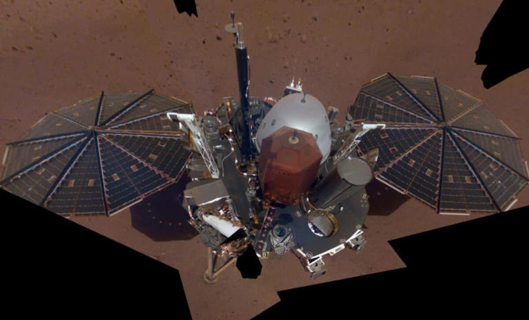 NASA Spacecraft Spots Dead Robot Explorer Lying on Mars Surface and ...