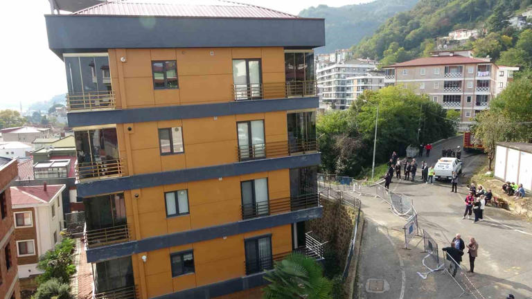 Kayma ve eğilme olan 5 katlı binada yıkım için hazırlıklar başladı