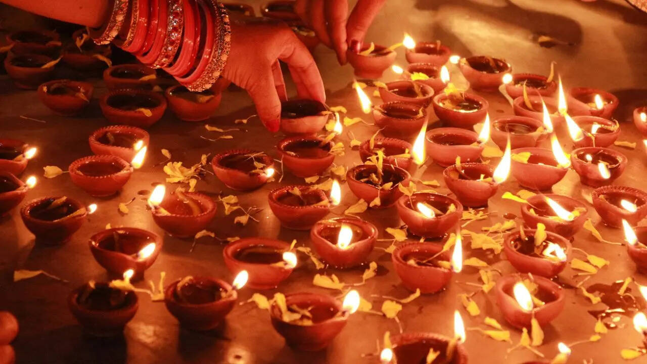 Kartik Purnima 2025 Deepdaan: How Many Diyas to Light and When to Do It