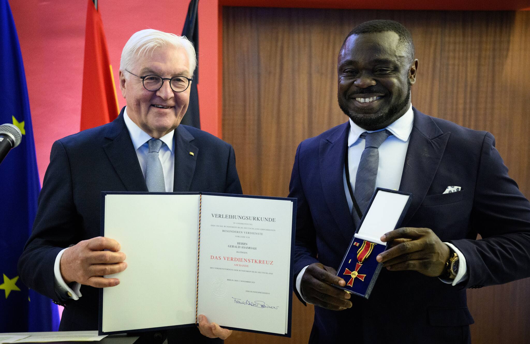 Eine Herzensangelegenheit: Ehemaliger 96-Profi Gerald Asamoah mit dem ...