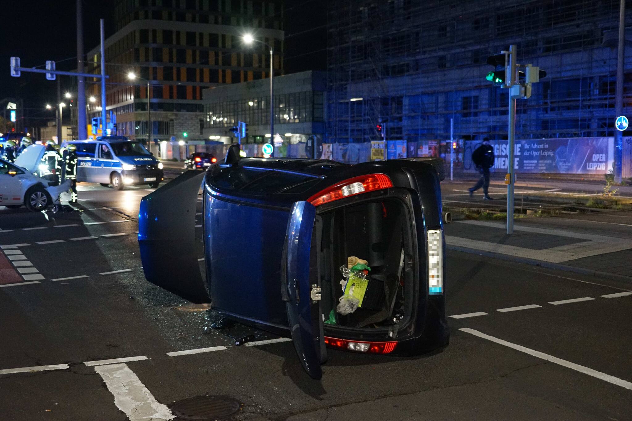 Senior übersieht rote Ampel: Auto kippt bei Unfall im Leipziger Osten um