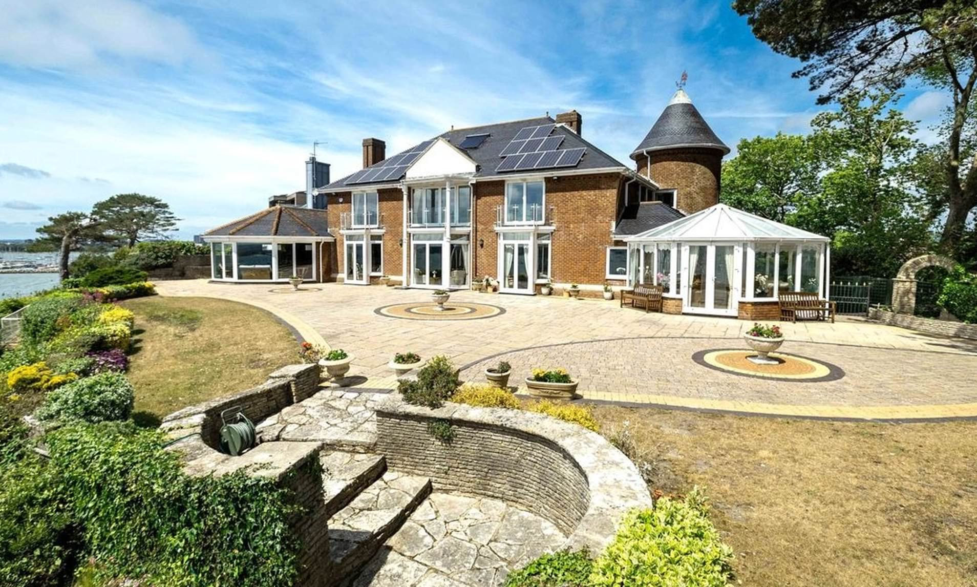 Seven-bedroom mansion on one of Britain's most exclusive waterfronts ...