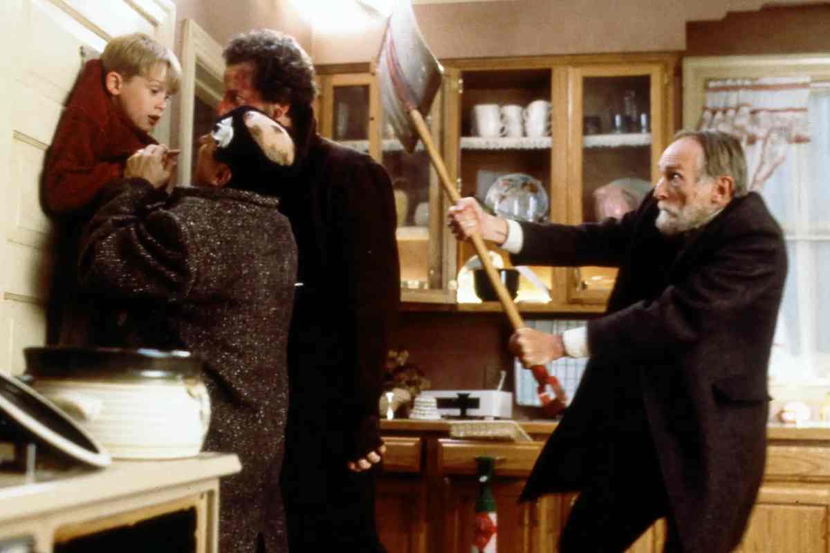 Macaulay Culkin estrela comercial natalino e reprisa seu inesquecível ...