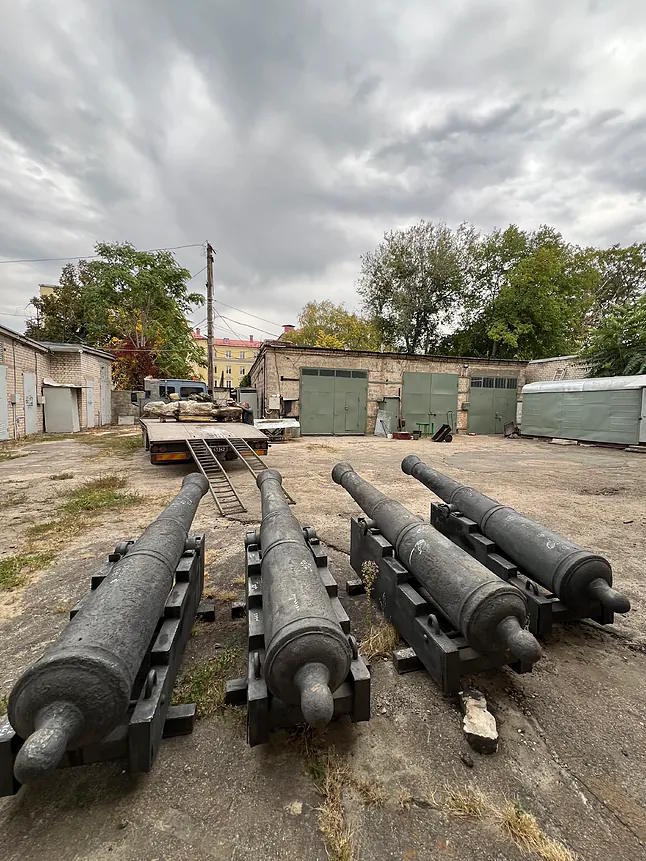 How Ukrainian statues are being relocated due to the Russian advance