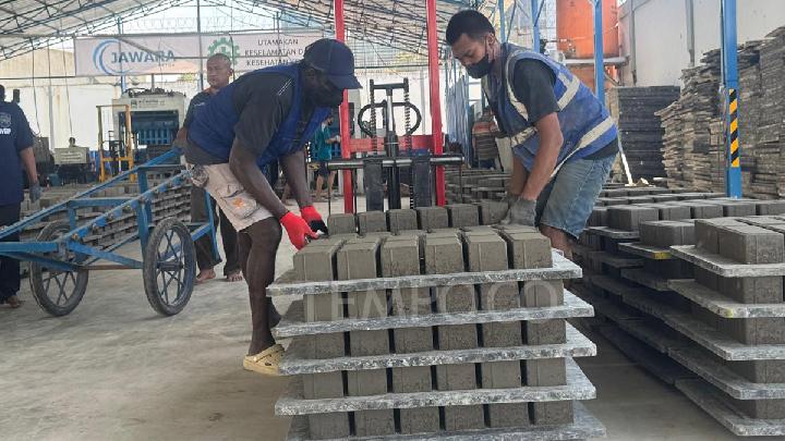 Melihat Napi Lapas Tangerang Produksi 8 Ribu Paving Blok per Hari
