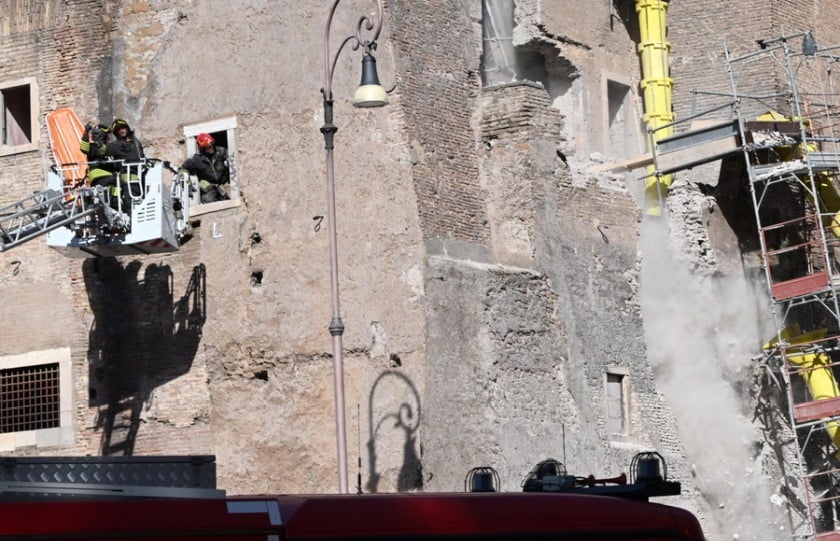 Ρώμη: Νεκρός ο εργάτης που παγιδεύτηκε όταν κατέρρευσε ο μεσαιωνικός ...