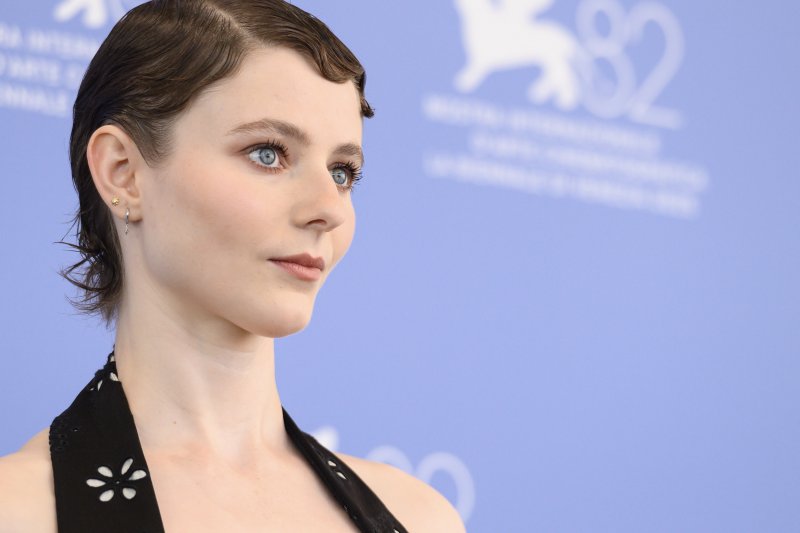 Thomasin McKenzie e Ansel Elgort star del film sull'amicizia tra Audrey ...