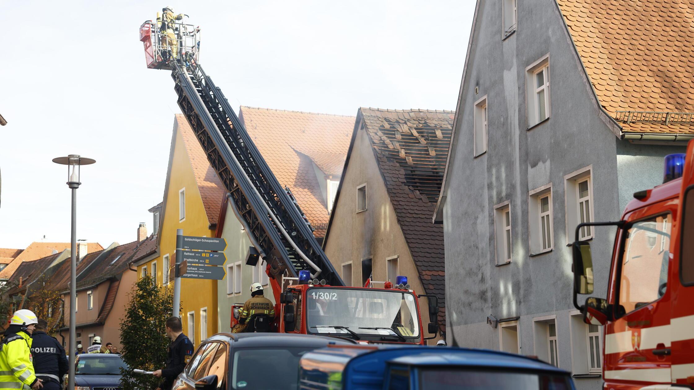 Haus stand komplett in Flammen: Brand mitten in Altstadt in Schwabach ...