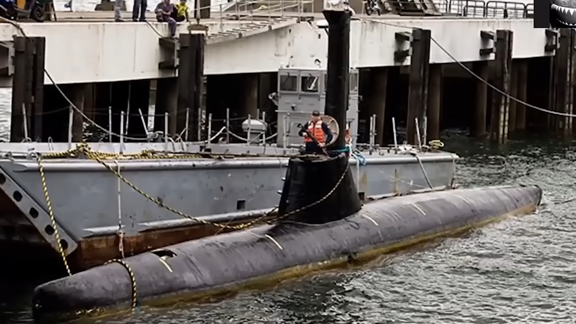 Cartel Submarine That Carries 10 Tons of Cocaine and Vanishes Under the ...
