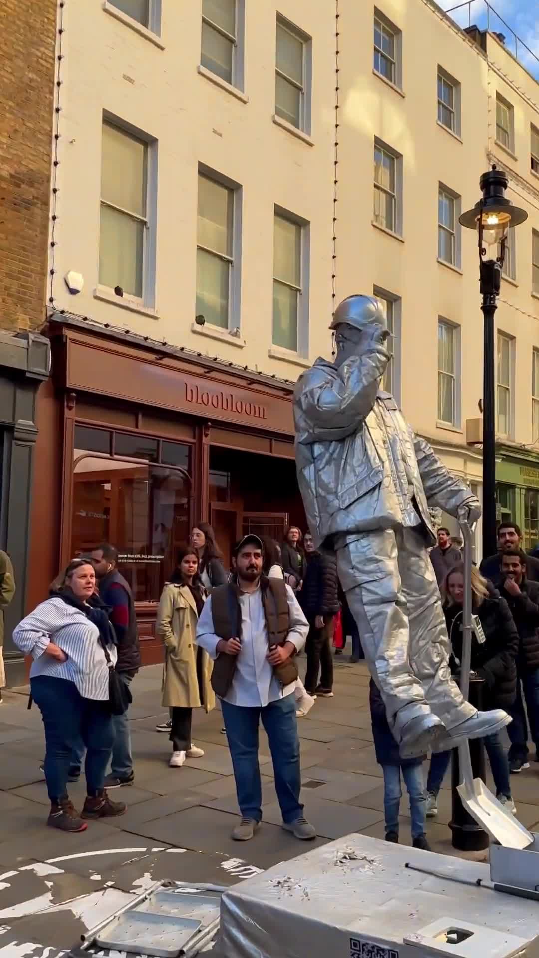 Wondering why the Lady at the back was so confused about. #livingstatue ...