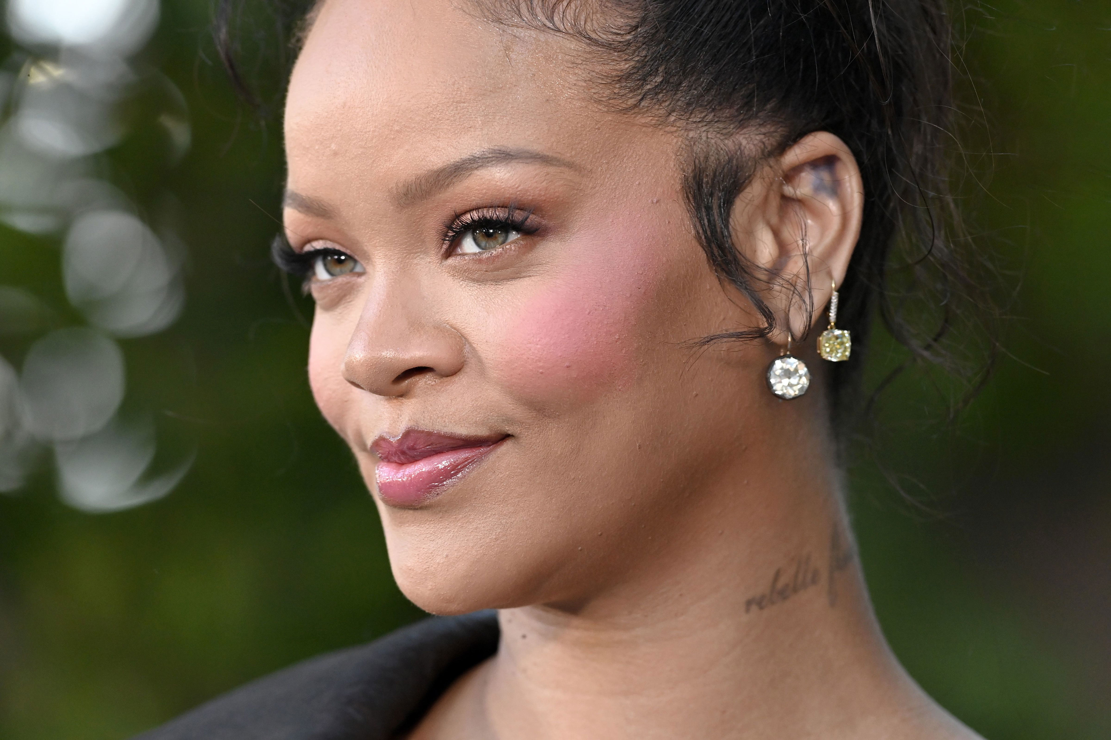 Rihanna's Side Bang is So “Umbrella” Coded