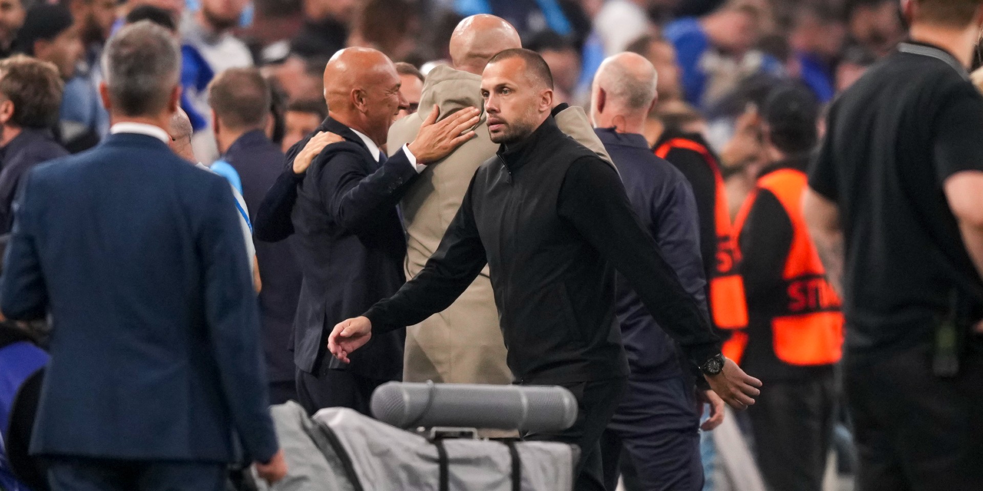 Ajax-fans vol onbegrip: 'Heitinga baseert opstelling op de Lotto-trekking'