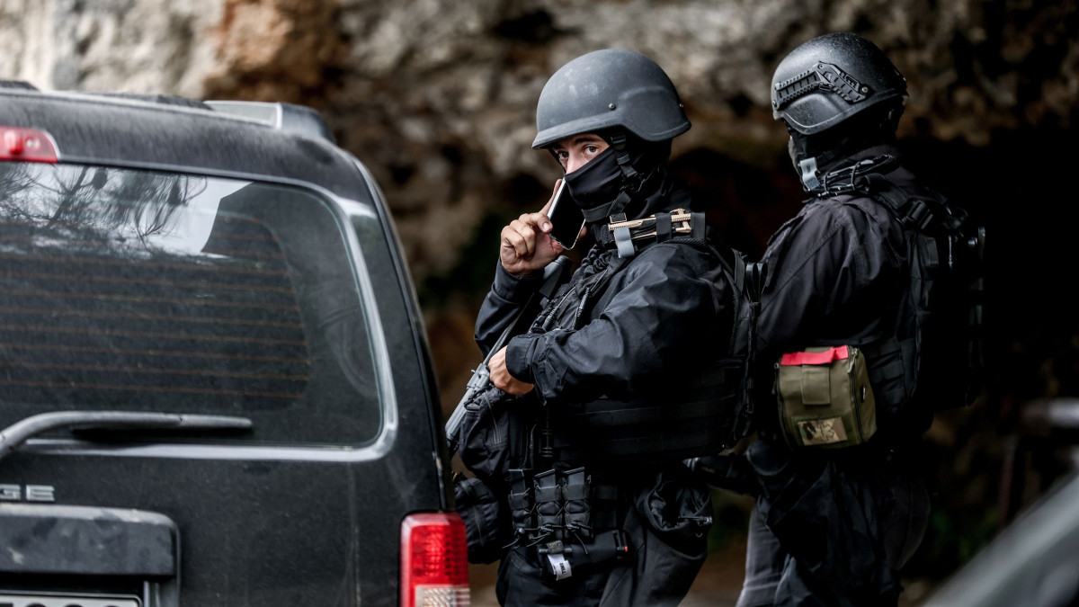 Βορίζια: Καρέ - καρέ η μεταγωγή των τριών συλληφθέντων συνοδεία ισχυρών ...