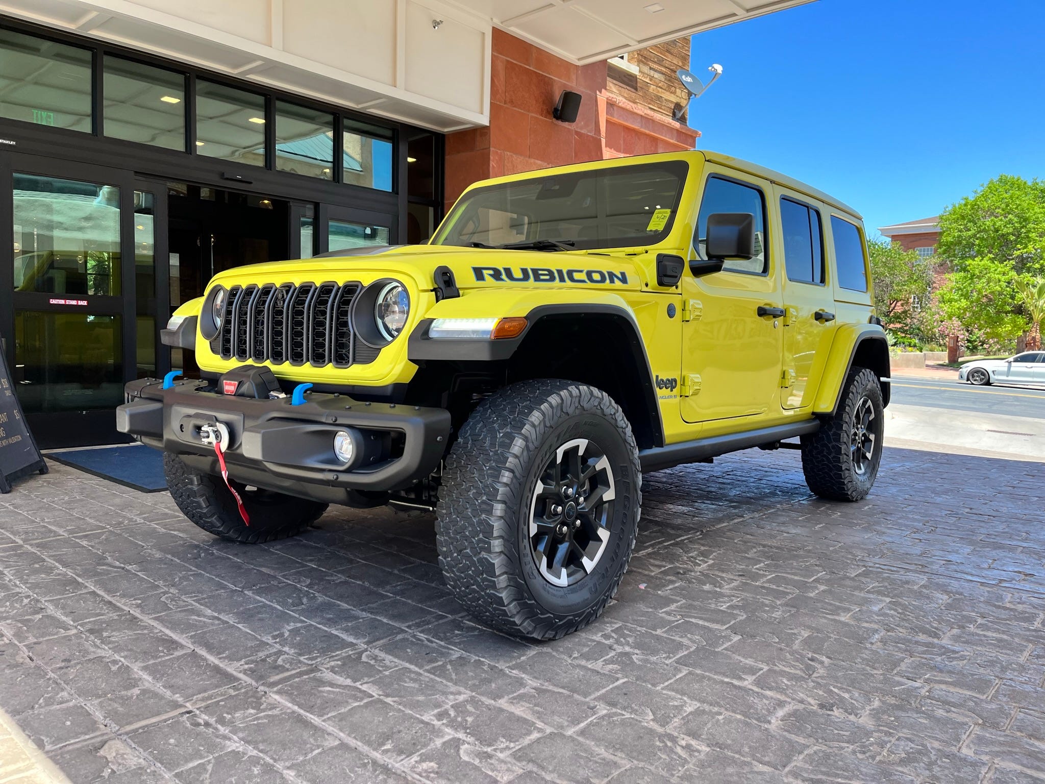Stellantis recalls 320,000 Jeeps due to battery fire risk, tells ...