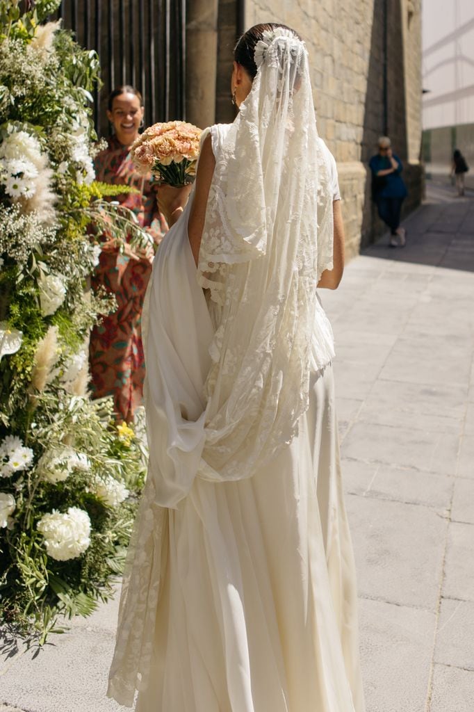 La boda en Jaca de Olivia: una novia con pendientes art decó, ramo de ...