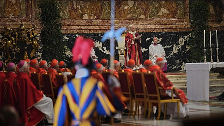 Papa Leone XIV prega sulla tomba di Papa Francesco a Roma