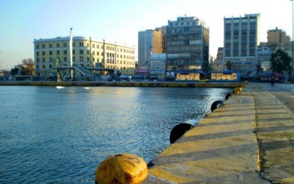 Πειραιάς-48χρονος έπεσε στη θάλασσα στο λιμάνι – Τον έσωσε λιμενικός