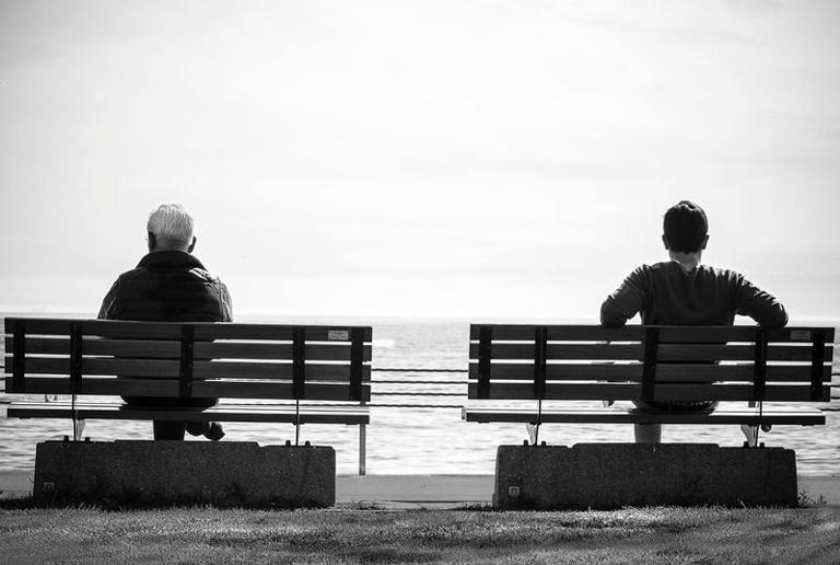 7 Body Language Signs Someone Secretly Dislikes You