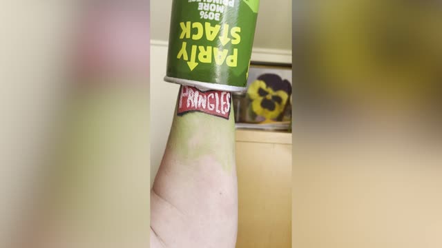 Artist with one arm creates pop culture character drawings on her stump