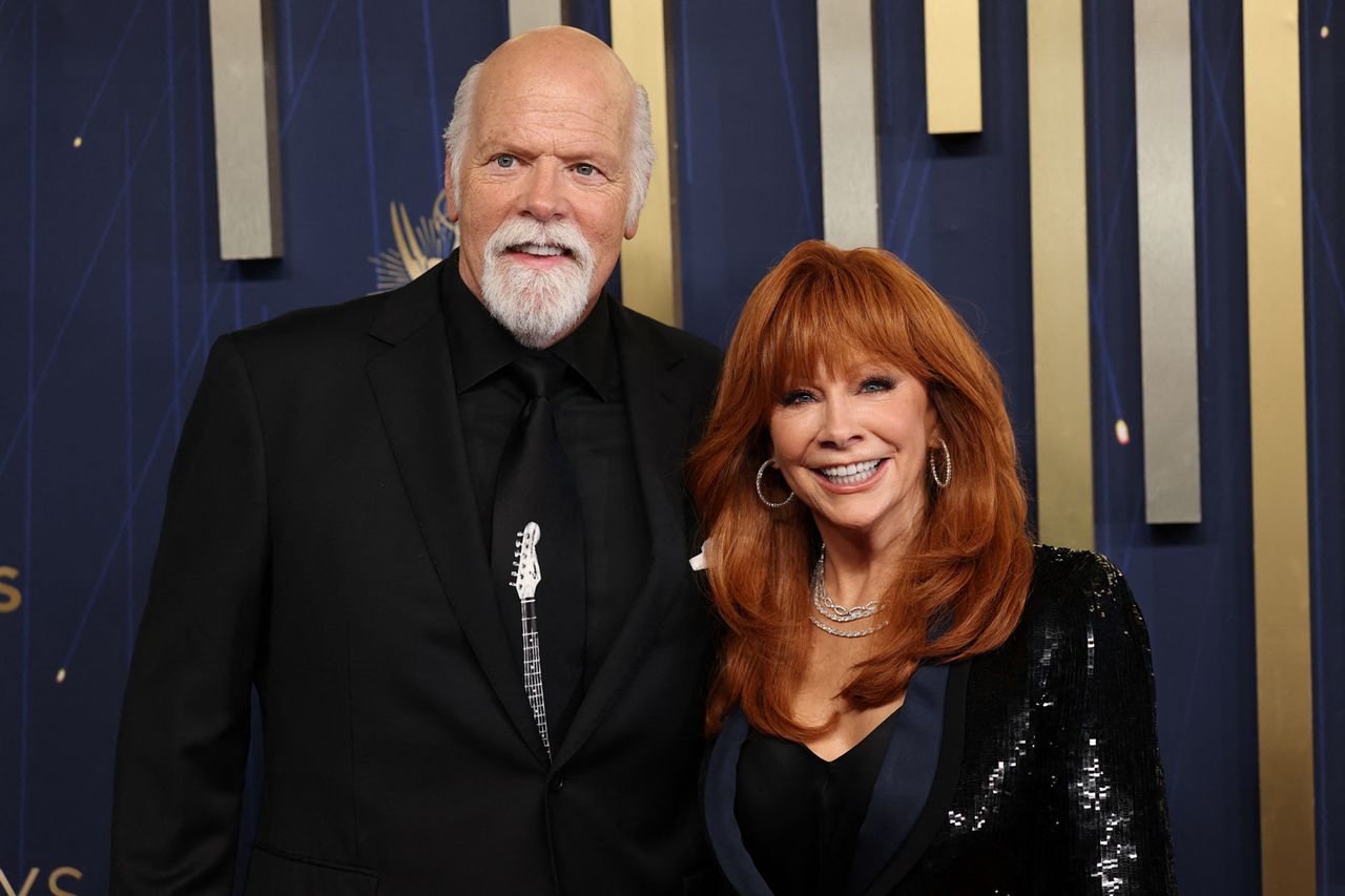 Reba McEntire Says She's Planning a 'Nontraditional' and 'Fun' Wedding ...