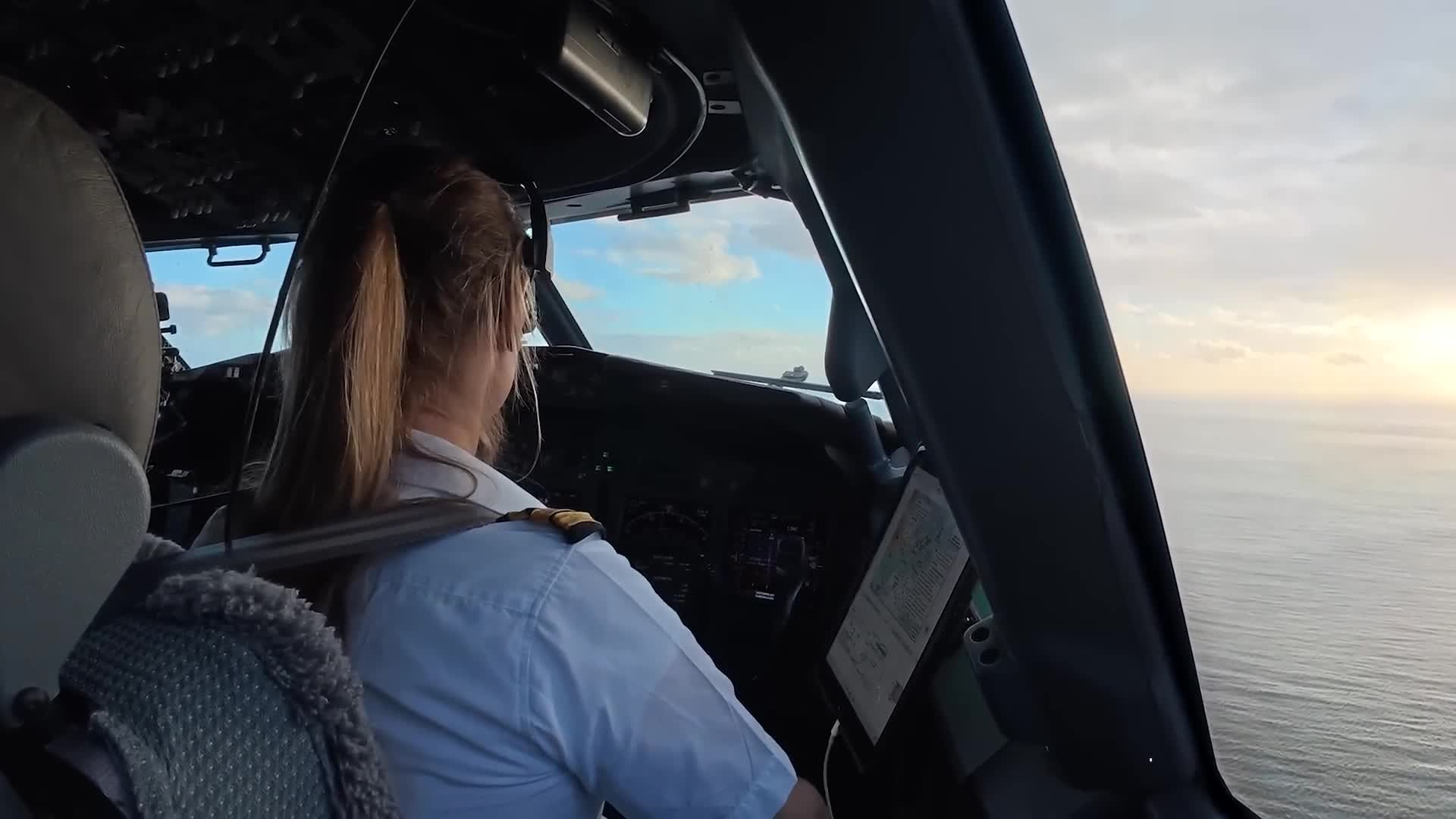 Boeing 737 crosswind landing Madeira Funchal Airport