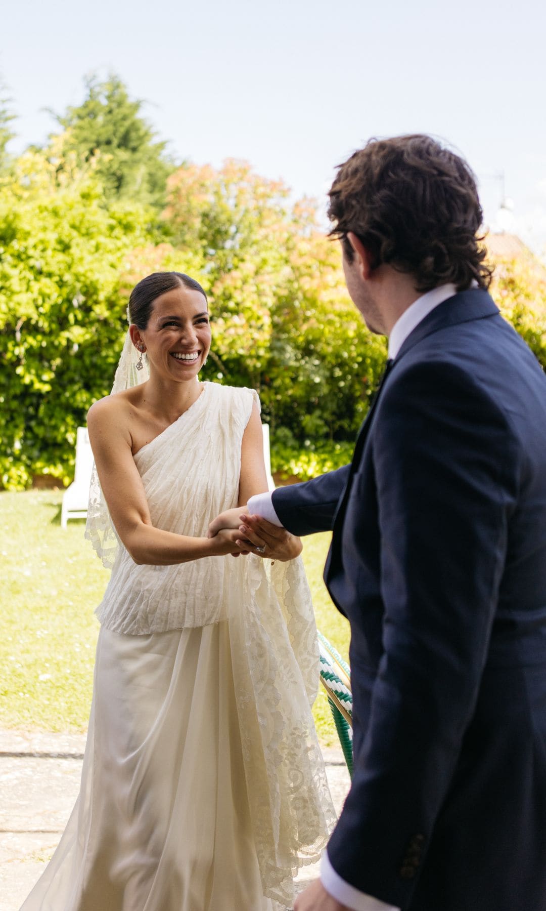 La boda en Jaca de Olivia: una novia con pendientes art decó, ramo de ...