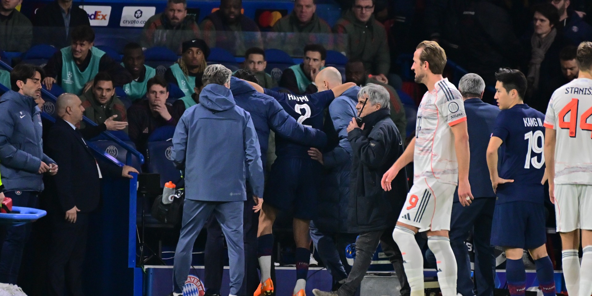 Bizar: Díaz slacht PSG en krijgt daarna rood voor horrortackle op ...