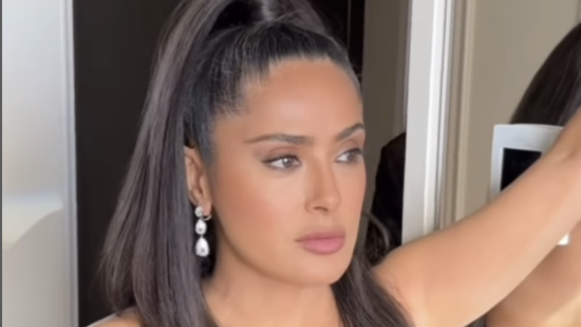 À 59 ans, Salma Hayek fait sensation en robe échancrée