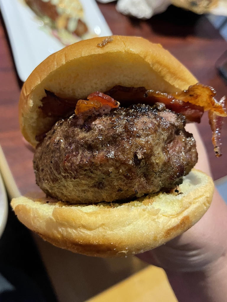 Gilbert’s 17th Street Grill: A Fort Lauderdale Burger Classic