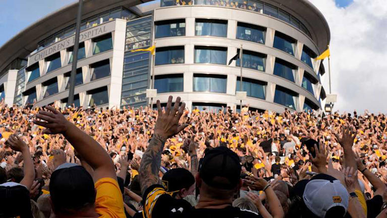 Oregon Coach Dan Lanning Doesn't Hold Back On Iowa's Kinnick Stadium