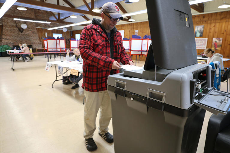 Poll workers address minor voting machine jams during New Bedford election