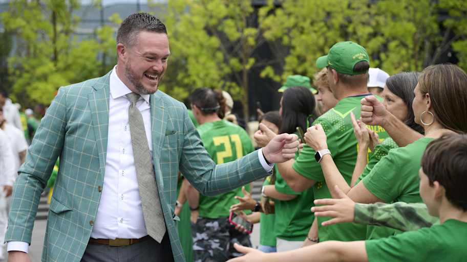 Oregon Coach Dan Lanning Doesn't Hold Back On Iowa's Kinnick Stadium