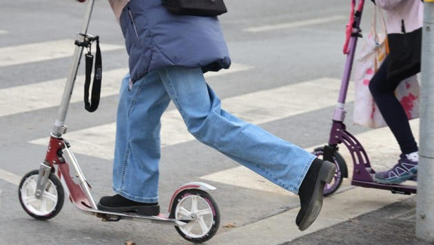 Auf Schutzweg: Bub mit Tretroller von Auto gerammt