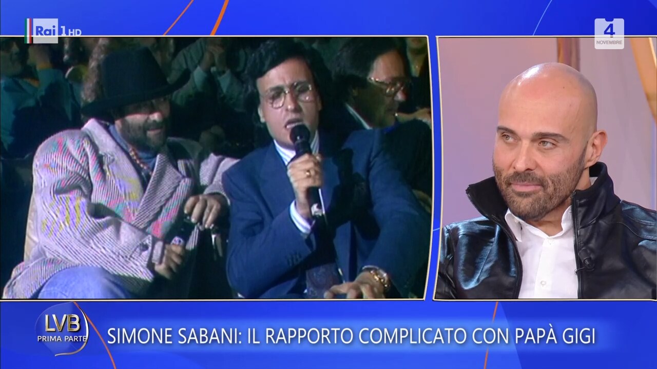 Gigi Sabani, parla il figlio Simone: "Non è stato un padre presente" - La volta buona 04/11/2025