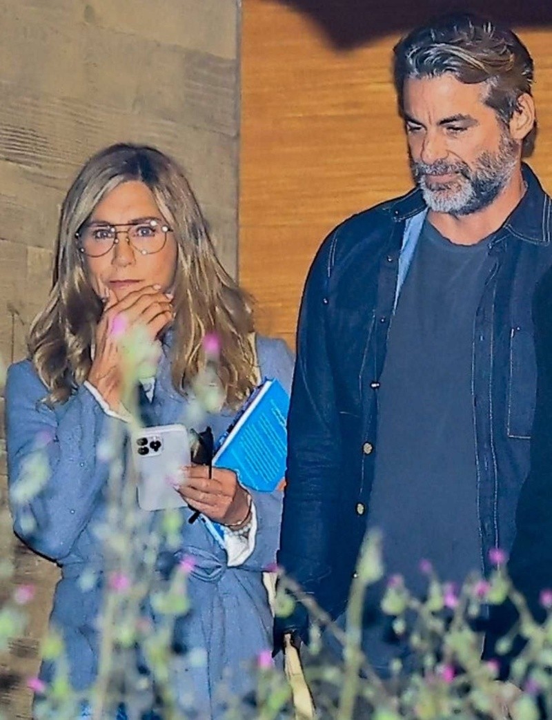 Jennifer Aniston hace oficial su romance con Jim Curtis tras 7 años de ...