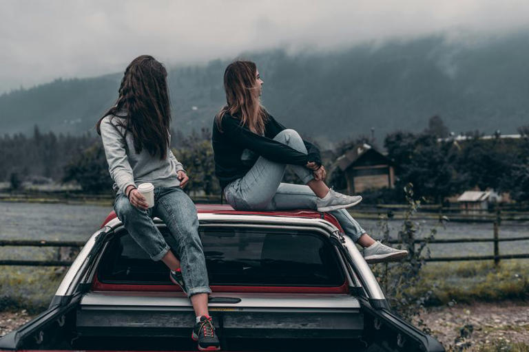 7 Body Language Signs Someone Secretly Dislikes You