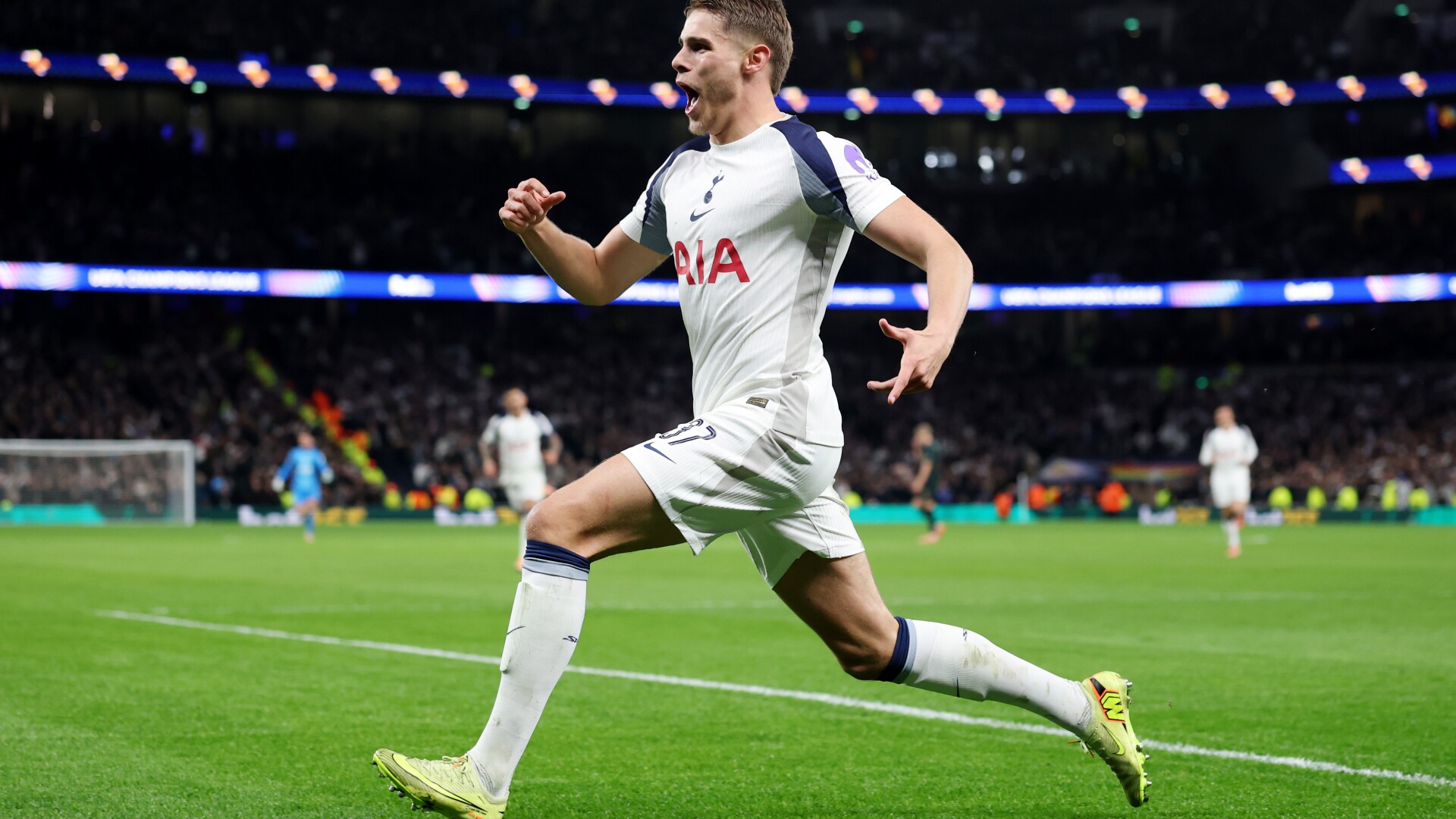 VIDEO: Spurs' Micky van de Ven runs box to box, scores potential Puskas ...