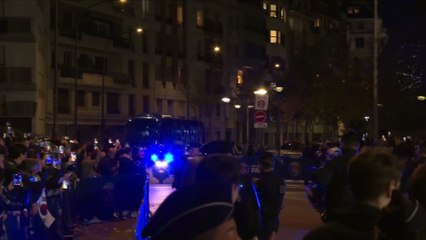 L'arrivée du car du PSG au Parc des Princes (vidéo) - Foot - Ligue des ...
