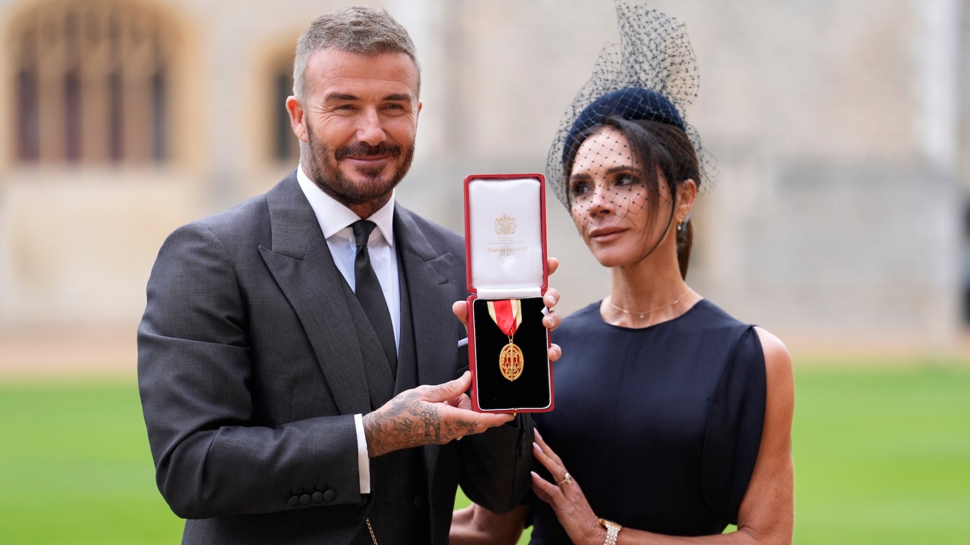 David Beckham es nombrado caballero por el rey Carlos con su esposa ...
