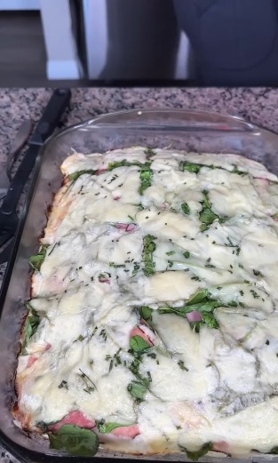Easy Cheesy Ham, Egg & Spinach Bake – One Pan Breakfast Hack”