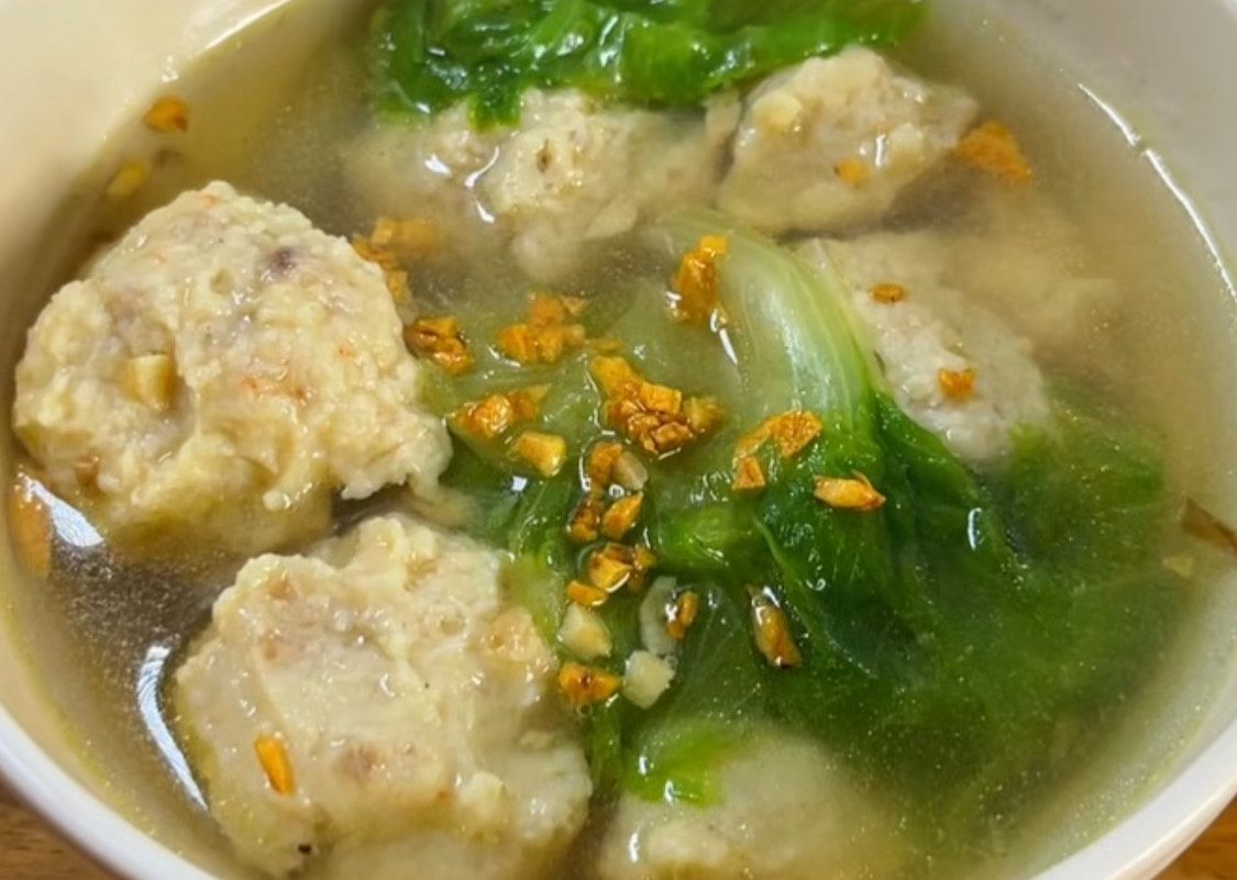 Resep Sup Selada Bola Ayam Udang yang Gurih, Segar, dan Bergizi!