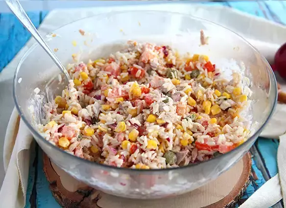 Salada de arroz com atum e milho: fácil, econômica e deliciosa