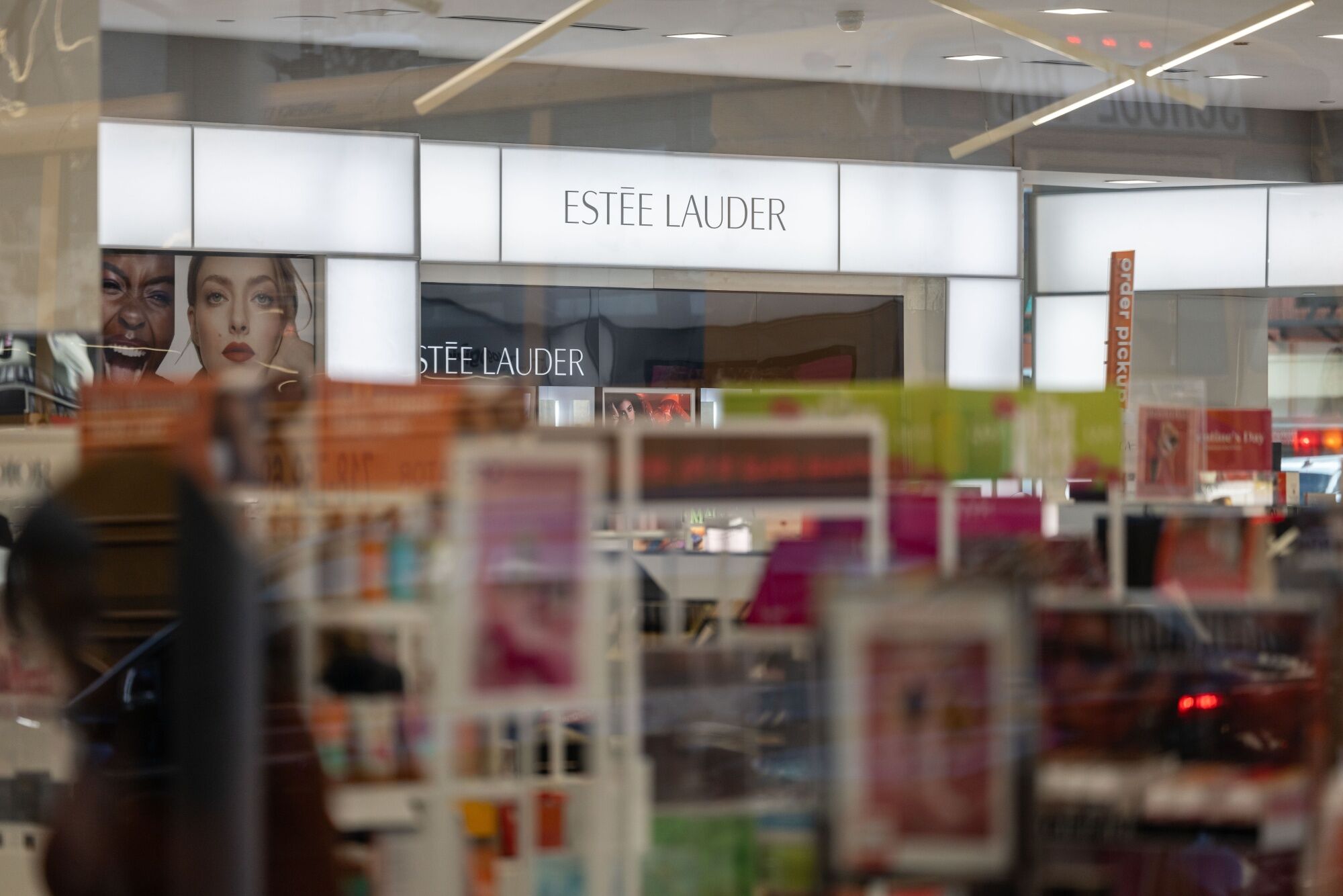 Lauder Heir’s Family Seeks $1 Billion in Estee Lauder Share Sale