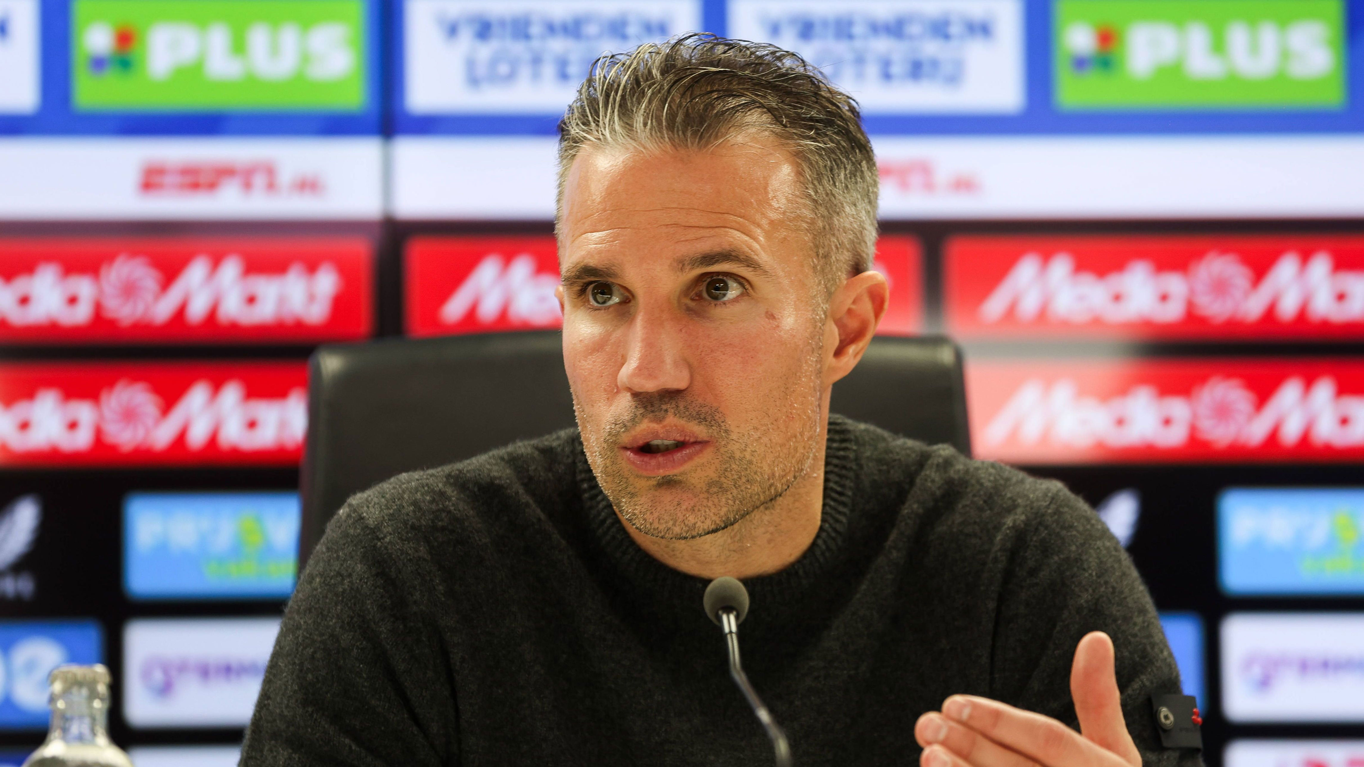 Robin van Persie ergert zich kapot bij Feyenoord: 'Ik snap er niets van ...