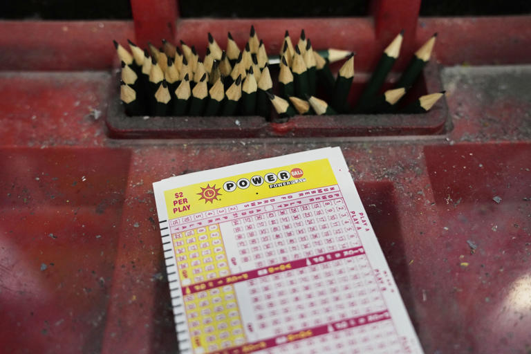 Powerball jackpot rises to $570 million