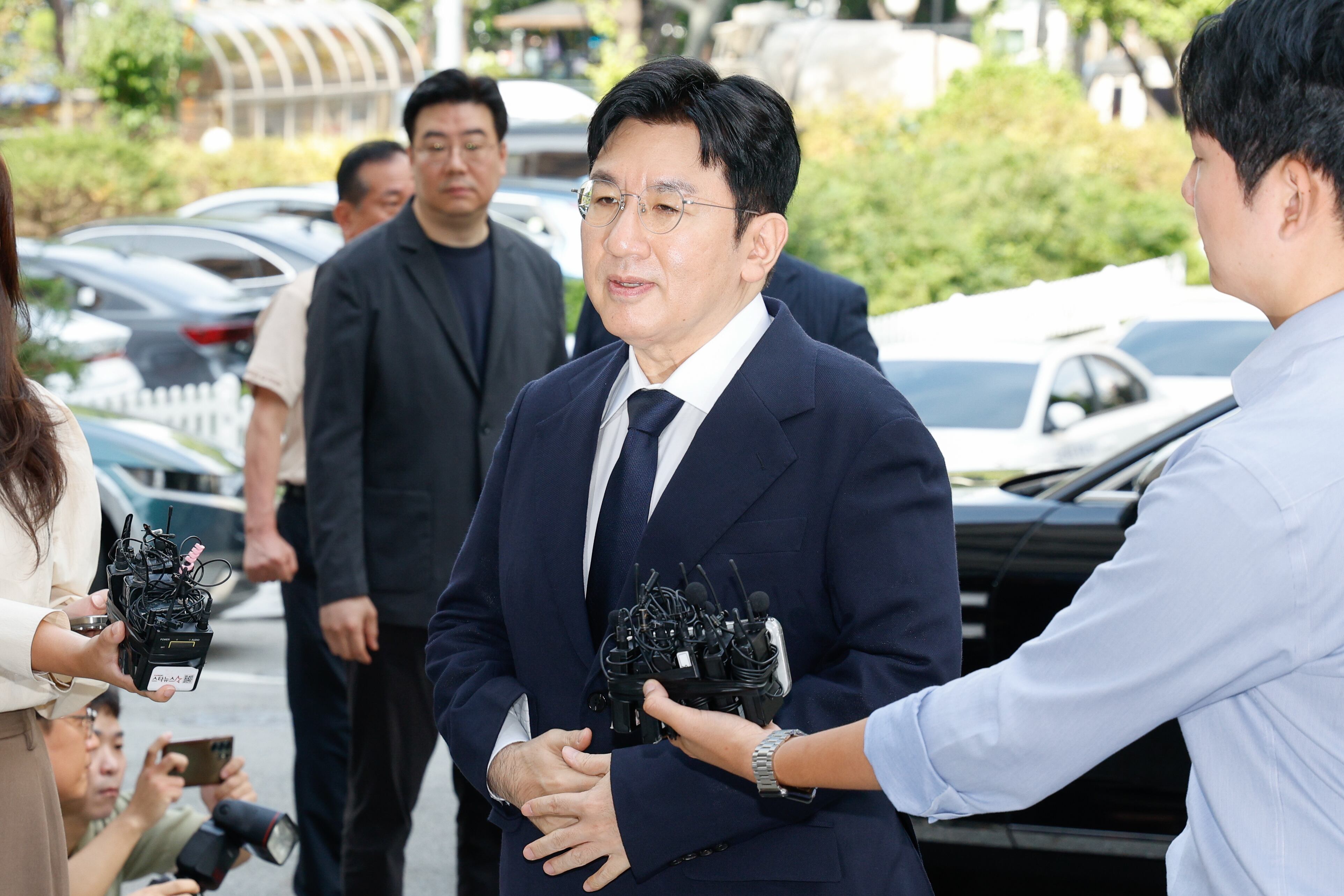 HYBE Chairman Bang Faces Third Police Questioning Over 200 Billion Won ...
