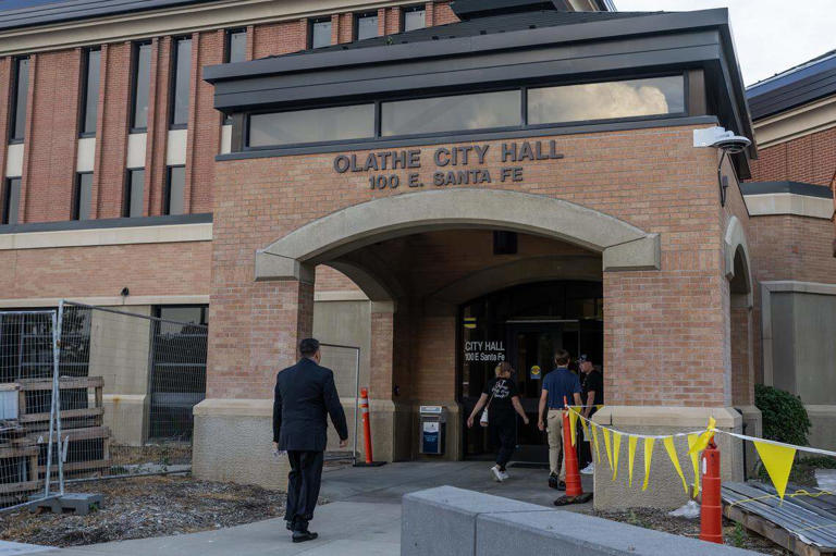 Olathe City Council to discuss town home proposal, Santa Fe project Tuesday