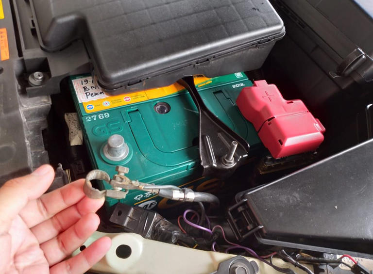 Mobil mogok karena aki tekor, ini tips ganti aki sendiri di rumah