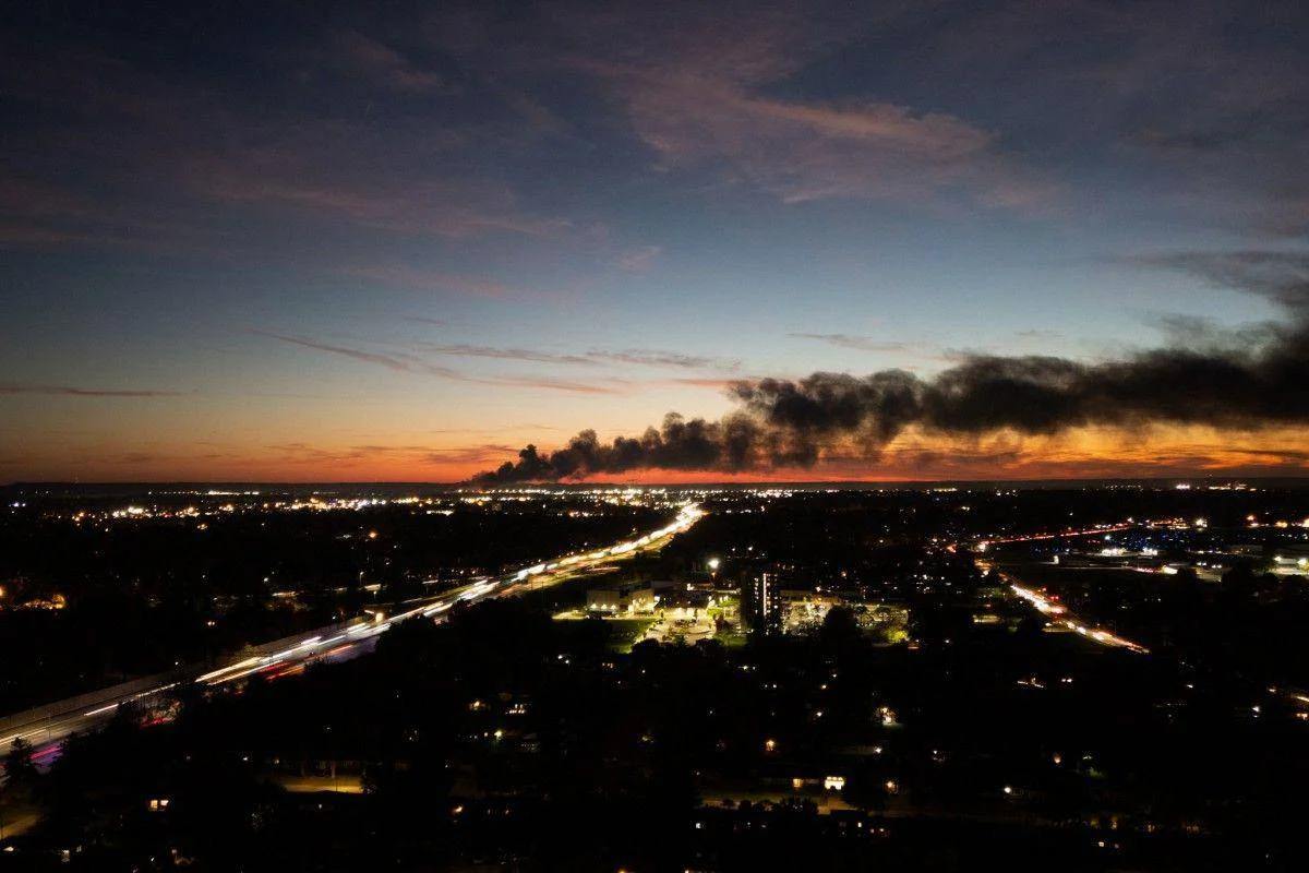 Tragedia in volo, aereo cargo prende fuoco durante il decollo e si ...